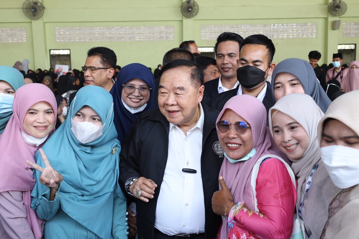 ประวิตร ลุยชายแดนใต้ ชูมือ Y2K เซลฟี่กับนักเรียน เคาะ 3 โครงการยกระดับเมืองยะลา