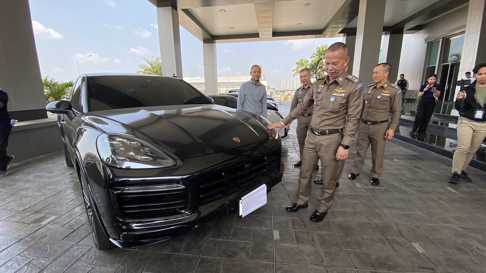 ทลาย 2 เว็บพนันดังXoslotz1688-slotking77 จับ 11 ผู้ต้องหา ยึดกว่า 70 ล้านบาท