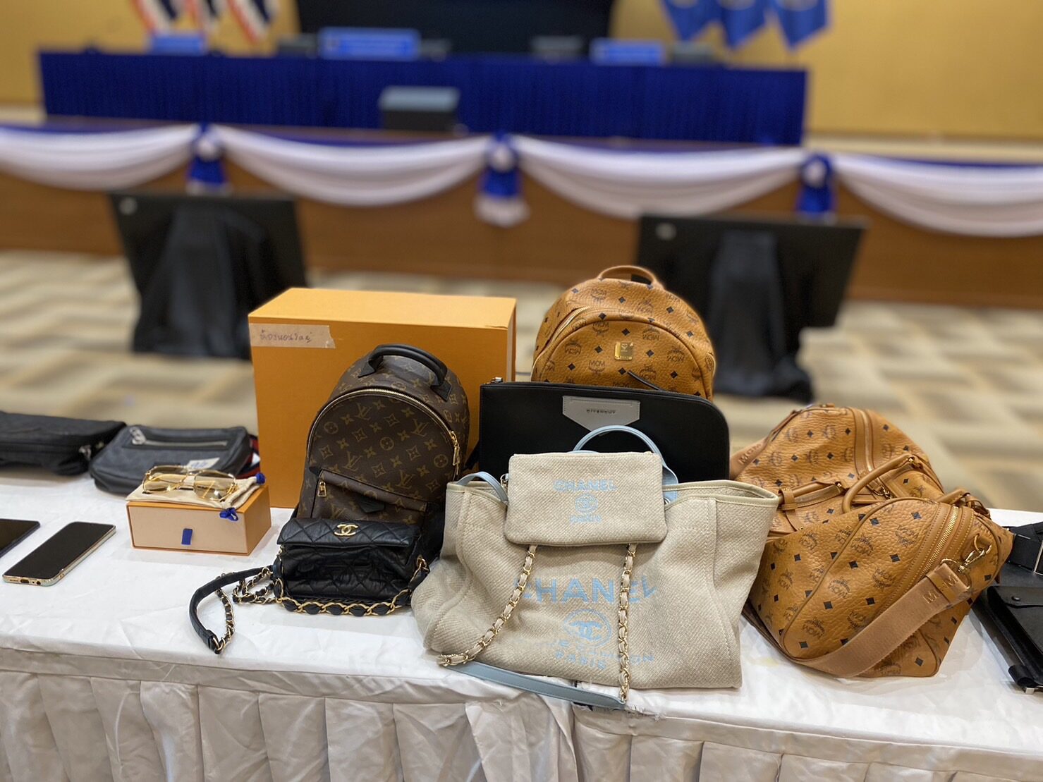 ทลาย 2 เว็บพนันดังXoslotz1688-slotking77 จับ 11 ผู้ต้องหา ยึดกว่า 70 ล้านบาท