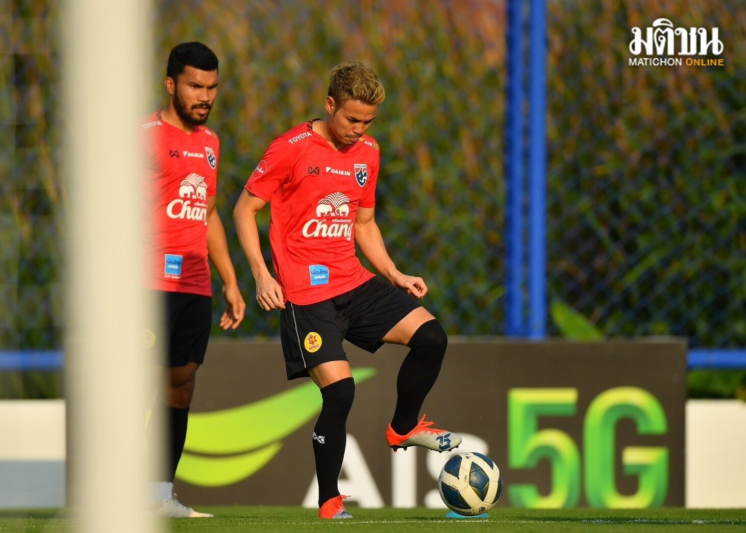 'ช้างศึก' ลงซ้อมครั้งสุดท้ายที่ไทย - 'ธีราธร' ชมเพื่อนร่วมทีมมีความกระหายโชว์ฝีเท้า