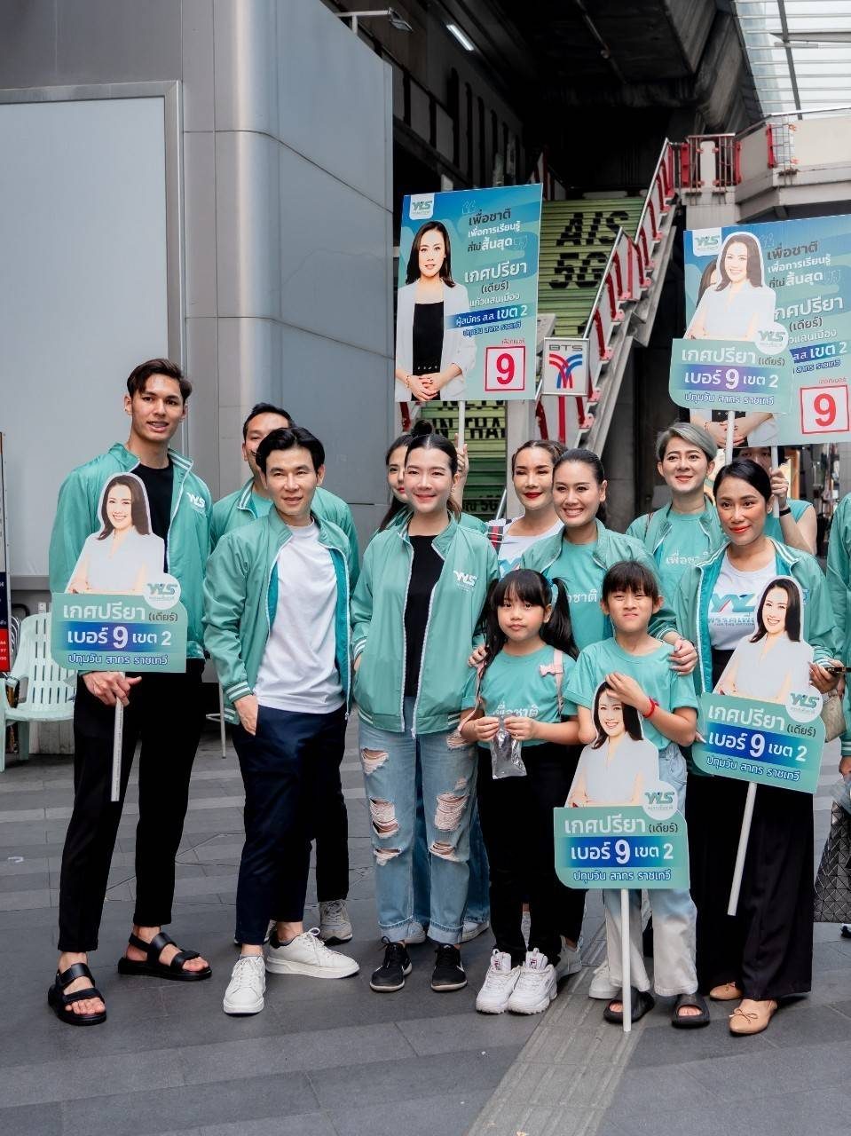 เปิดวาร์ปหนุ่มทรงนายแบบ ตามติด ‘มาดามฮาย’ เพื่อชาติ ที่แท้เจ้าของเพจดัง 4 วันยอดวิว 5 ล้าน