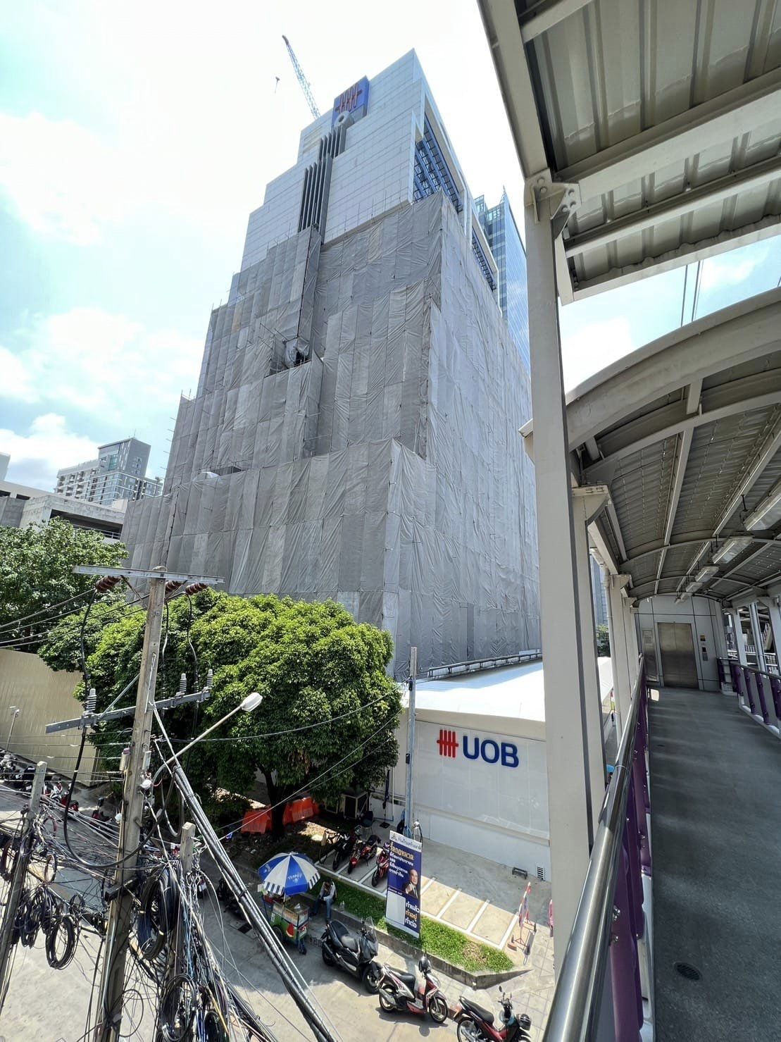 ‘สมาคมสถาปนิกฯ-Docomomo Thai’ แนะ UOB ทบทวน ‘รีโนเวตตึกหุ่นยนต์’ อนาคตเป็นอาคารปวศ.