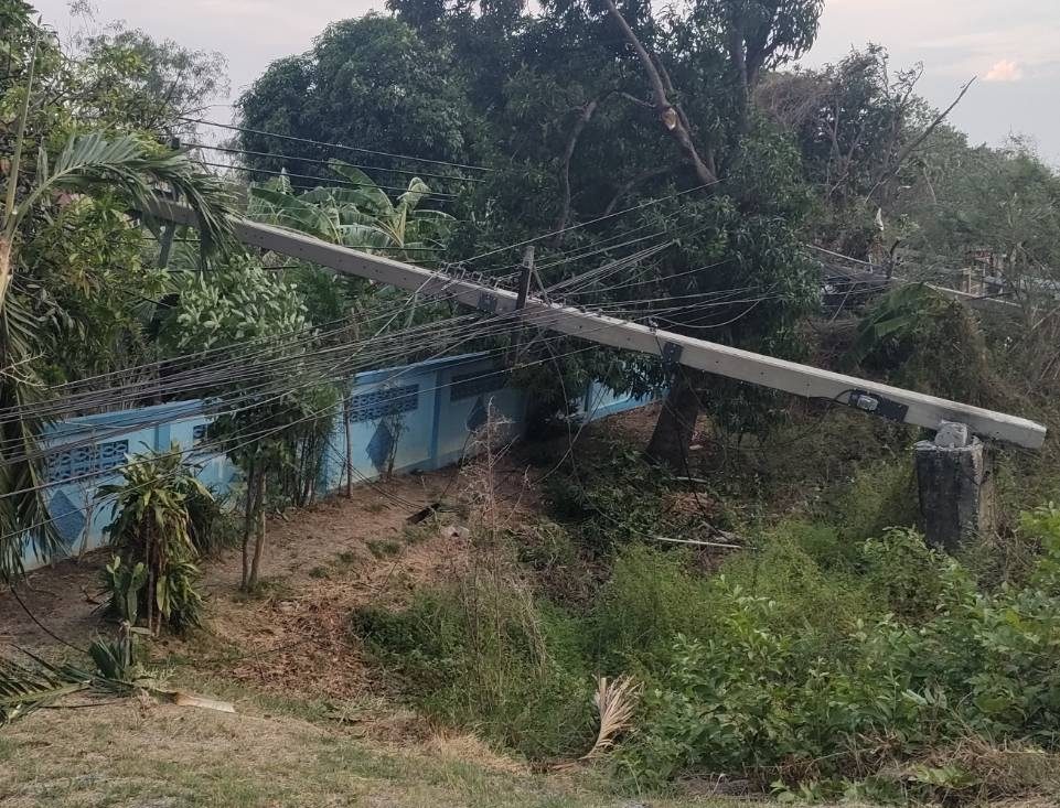 พายุฤดูร้อนซัดเสาไฟโค่น 52 ต้น ชาวบ้านนับพันครัวเรือนไร้แสงไฟตลอดคืน
