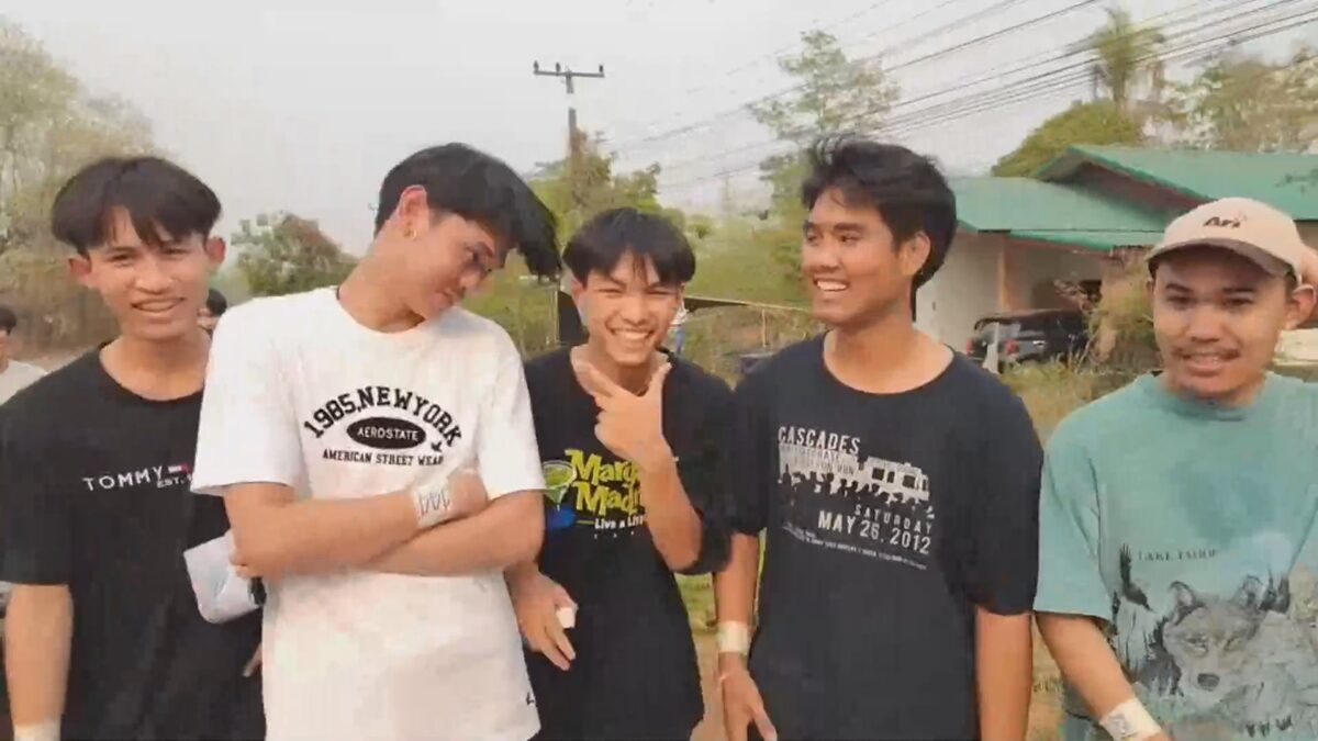 5 หนุ่ม เปิดบางระจัน ปลุกใจวิ่งแก้บนรอดทหาร 'พระ' แทบล้มทั้งยืน จับได้ใบแดง