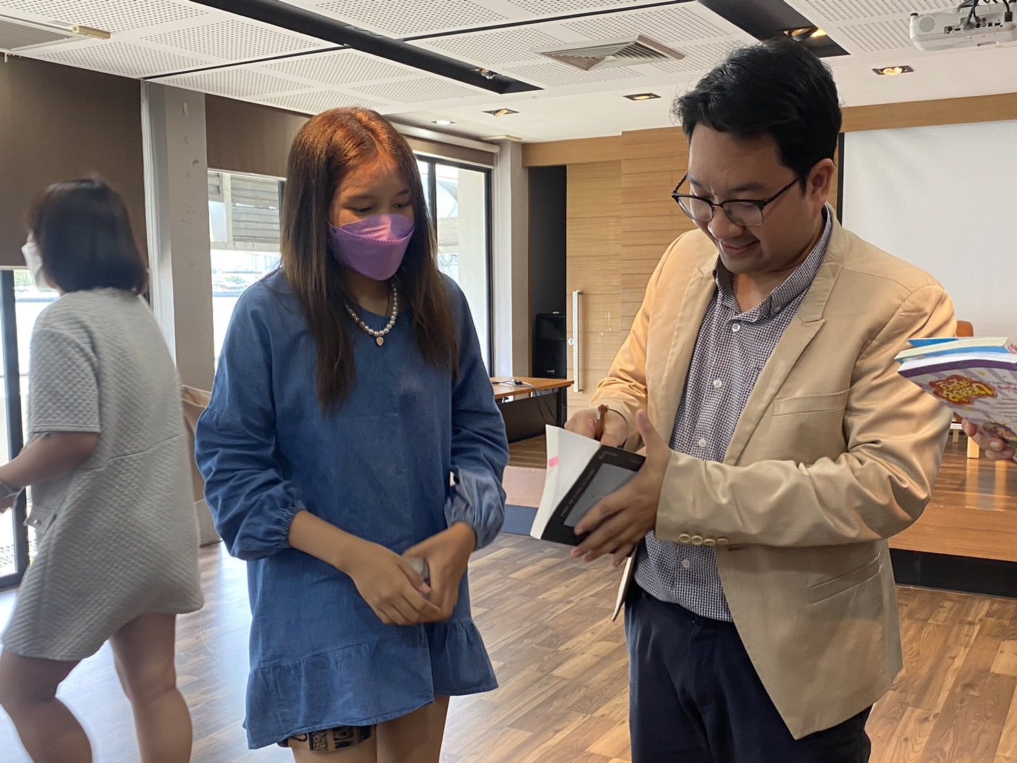 อาจารย์มธ. รุมอวยยศ ‘The Ruling game’ ชำแหละชนชั้นนำ โกยวิธี 'ชิงอำนาจ ...