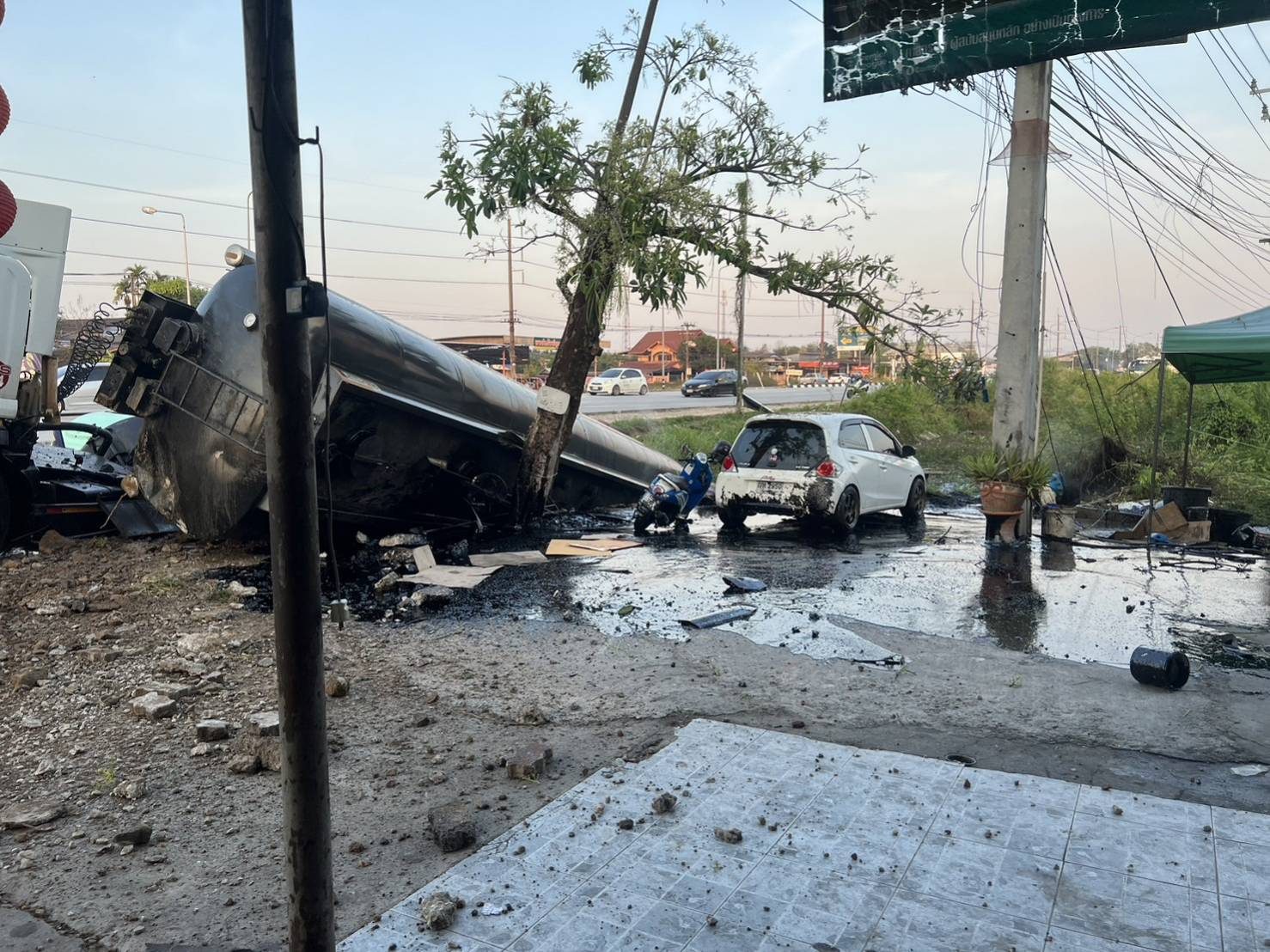 ปชช.เดือดร้อนหนัก ยางมะตอยคว่ำ 30 ตัน ผ่านไป 2 เดือน ผุดกลางน้ำ-เหม็นคลุ้ง