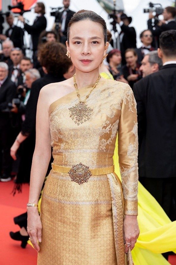 "มาดามแป้ง" นวลพรรณ ล่ำซำ เฉิดฉายในชุดผ้าไหมไทย เทศกาลหนังเมืองคานส์ ครั้งที่ 76 หรือ Festival ...