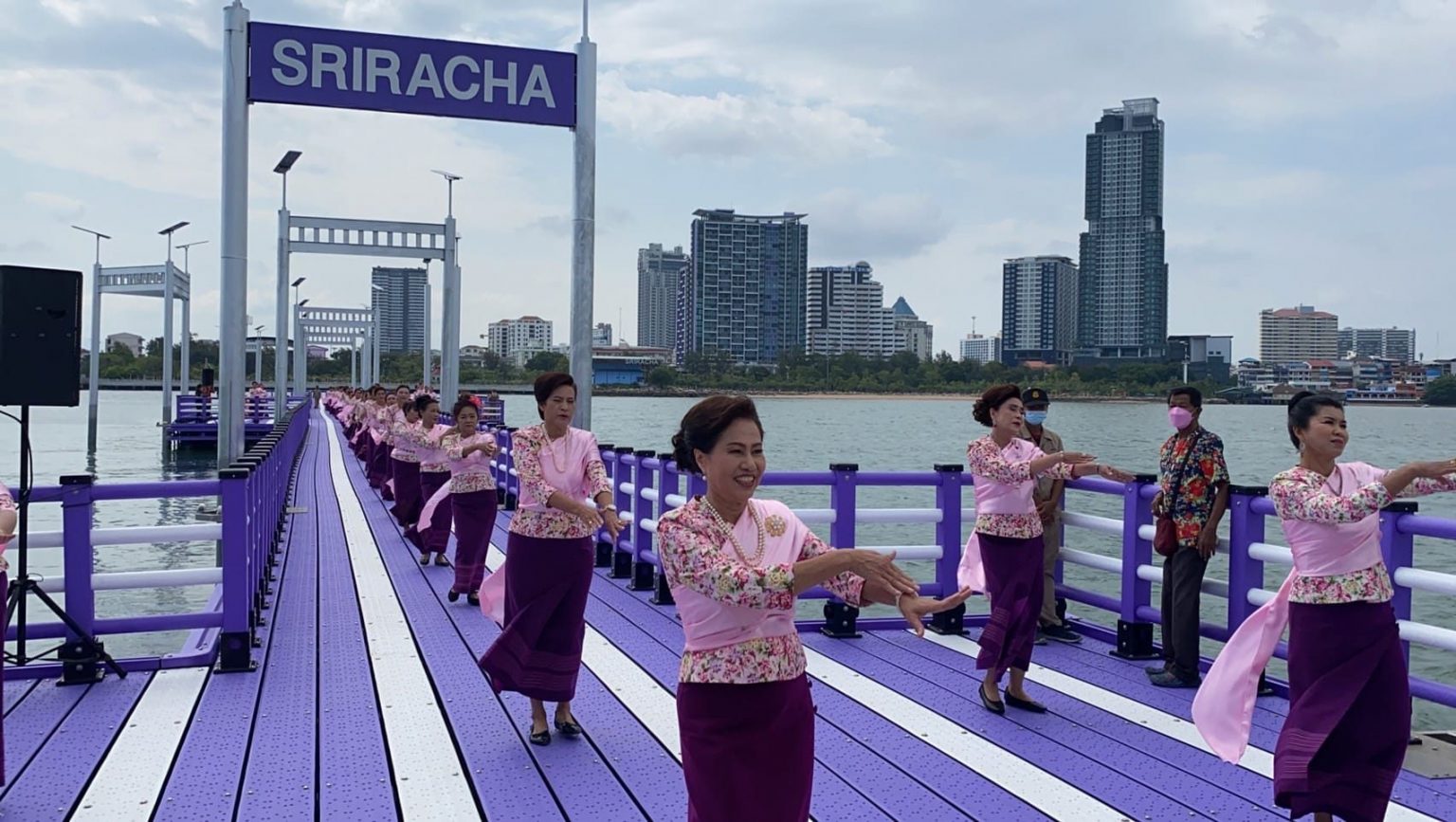 "สนธยา-วิทยา คุณปลื้ม" ร่วมเปิดสะพานลอยน้ำเกาะลอย ศรีราชา ชูแลนด์มาร์ค ...