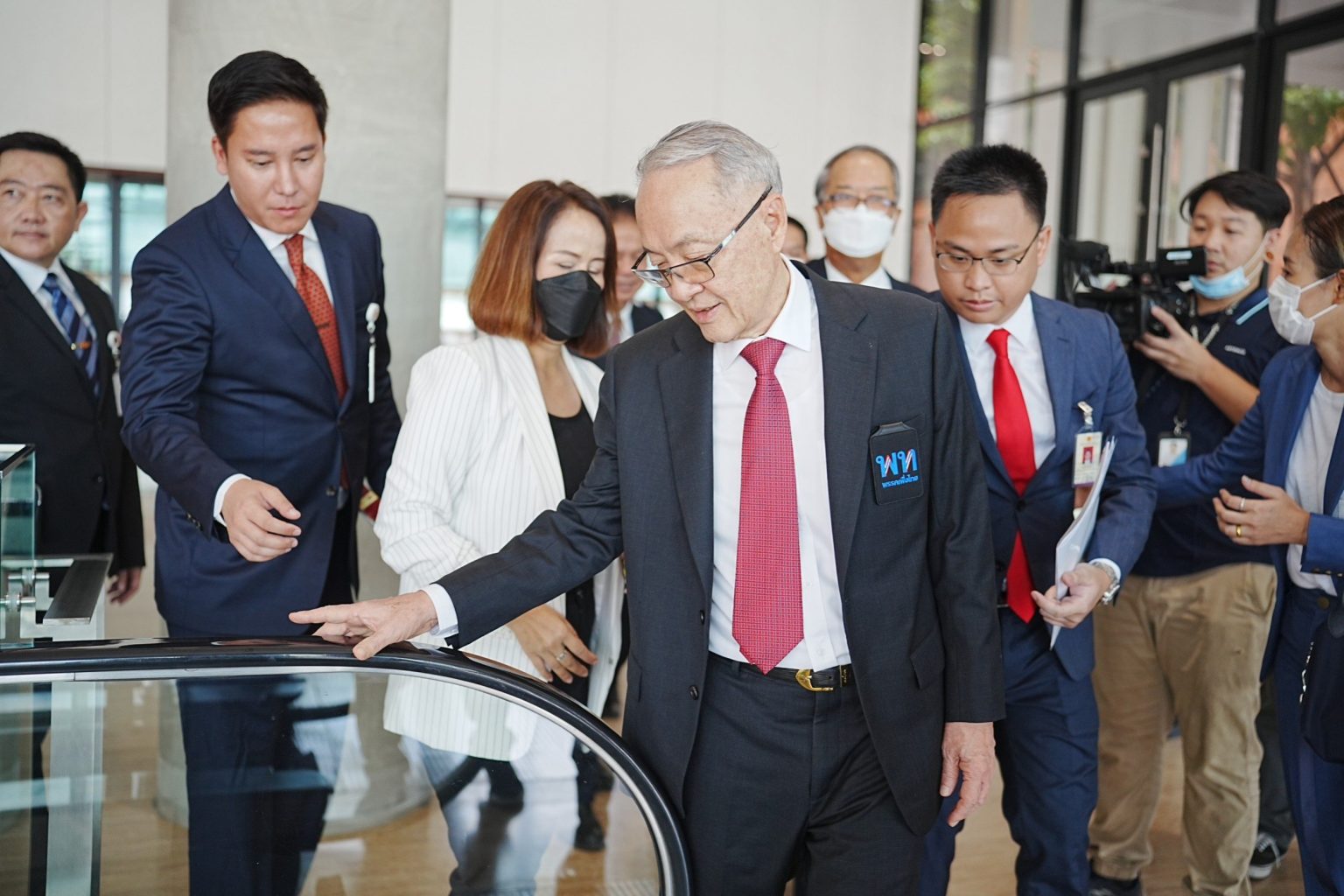 ชลน่าน นำทัพเพื่อไทย ขึ้นรถบัสอีวีเข้าสภาฯ ไหว้สิ่งศักดิ์สิทธิ์ ขอให้ ...