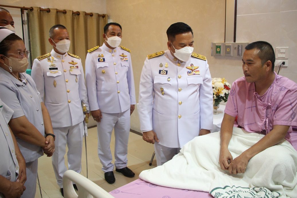 ในหลวงพระราชทานตะกร้าเยี่ยม 2 ทหารพรานที่ได้รับบาดเจ็บจากเหตุความไม่สงบ