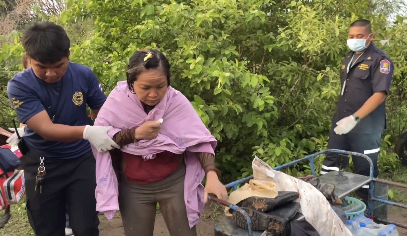 เดชะบุญ! หญิง 'เป็นลม' ตอนไปงมหอย หงายหลัง-ล้มใส่แกลลอน พาลอยน้ำรอดชีวิต