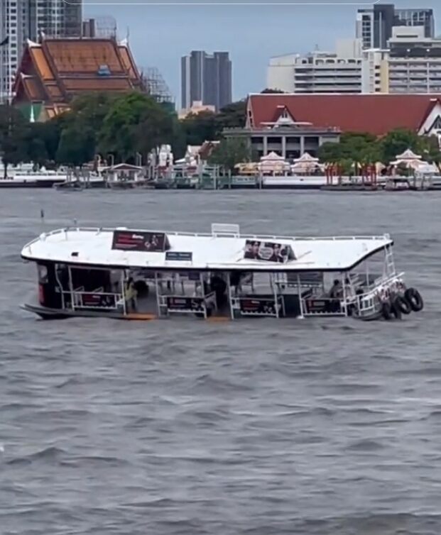 ผู้โดยสารอยู่กันยังไง!! ไวรัล 'เรือ' เจอคลื่นซัดโคลงเคลง แค่มองยังลุ้นแทน