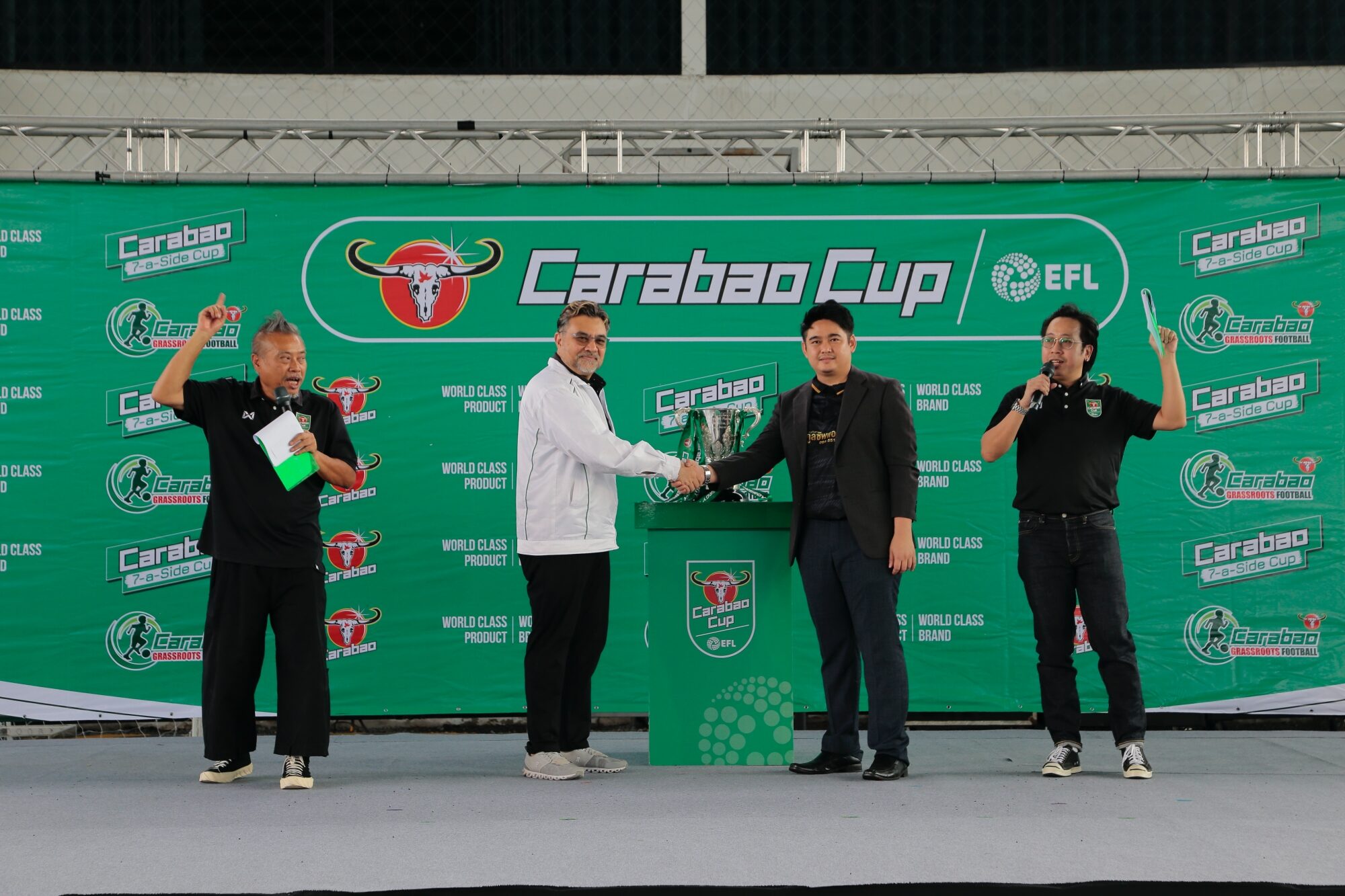 ‘คาราบาว’ จัดฟาดแข้ง 7 คน ทีมแชมป์ยกทีมดูบอลที่อังกฤษ