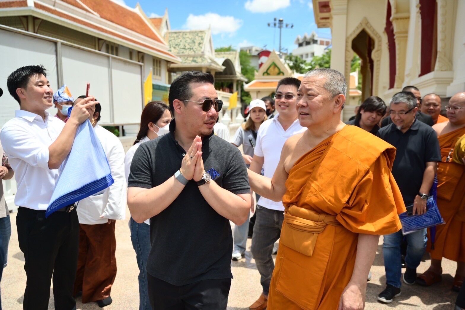 'ต๊อบ อัยยวัฒน์' นำทัพเลสเตอร์ ขอพร จุดเทียนเสริมดวงชะตา วัดไตรมิตร