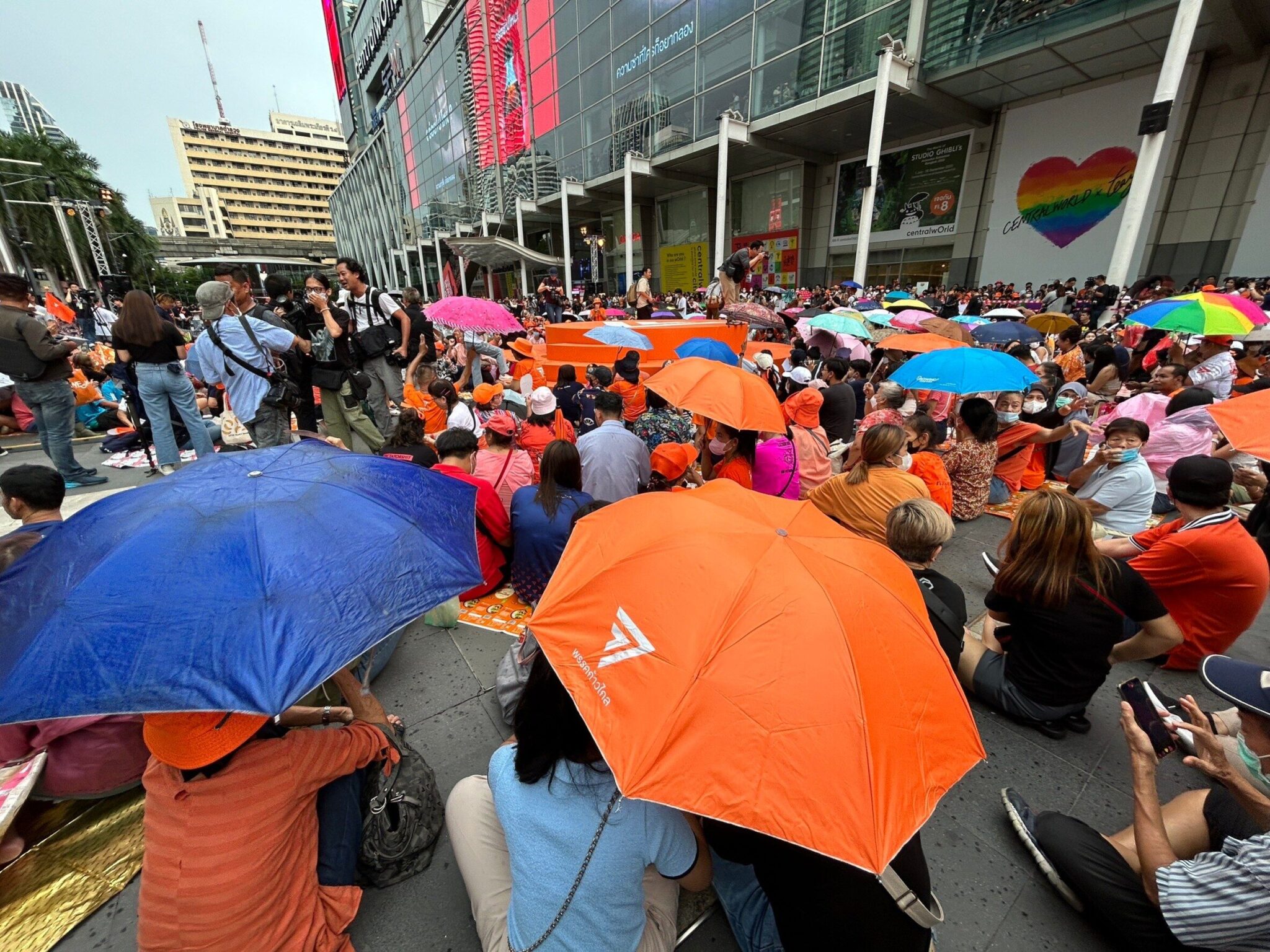 ฝนถล่ม ส้มไม่ถอย! กางร่มรอก้าวไกล พรึบราชประสงค์ 3 เจนประสานเสียง ‘พิธา ...