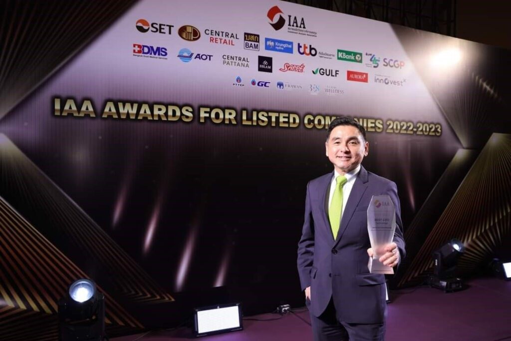 AIS ยืนหนึ่ง คว้า 3 รางวัลใหญ่ CEO-CFO-IR ยอดเยี่ยม