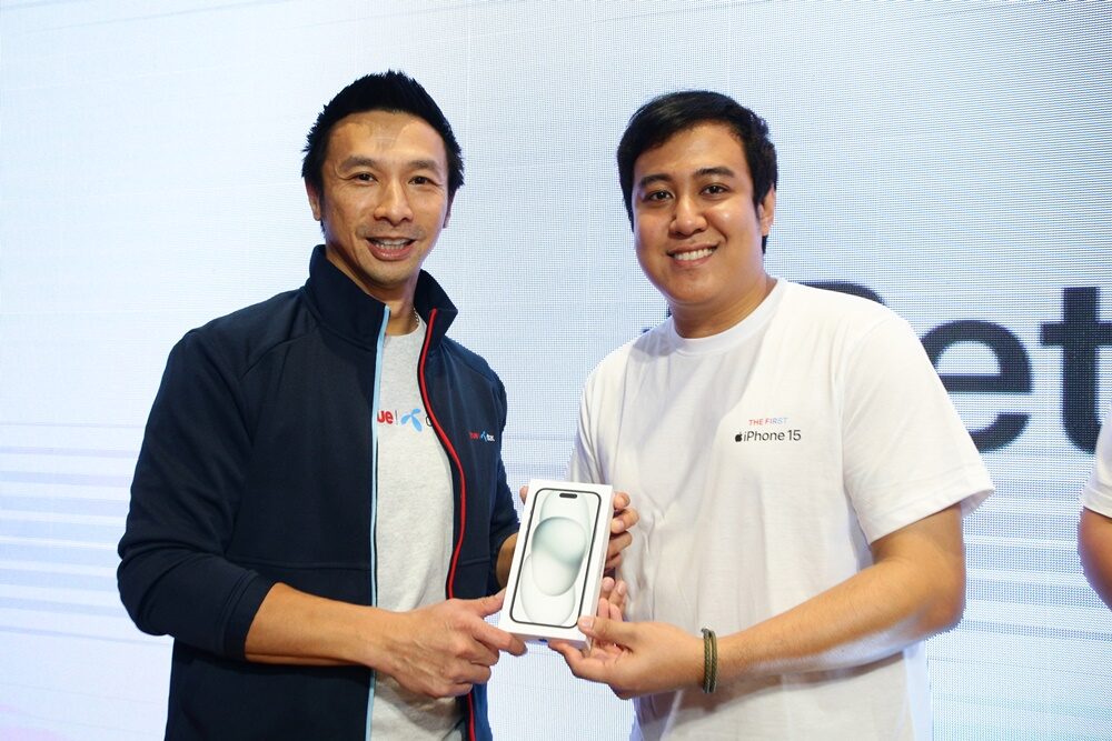 ค่ายมือถือจัดกิจกรรมคึกคัก เปิดขาย "ไอโฟน15" วันแรก!! เข้าคิวซื้อยาว