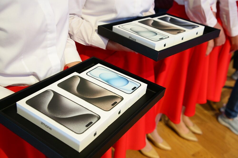 ค่ายมือถือจัดกิจกรรมคึกคัก เปิดขาย "ไอโฟน15" วันแรก!! เข้าคิวซื้อยาว