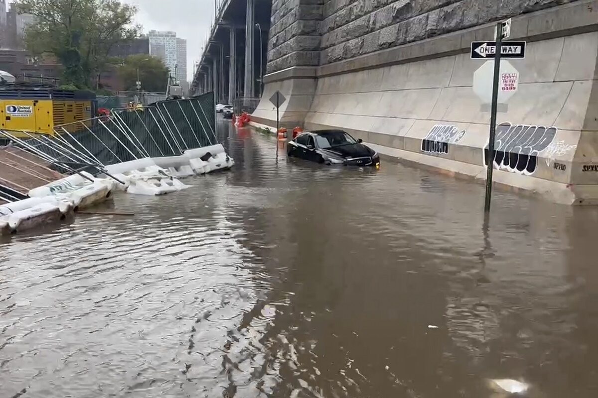 นิวยอร์กอ่วม ฝนถล่มหนัก น้ำท่วมโรงเรียน-รถไฟใต้ดิน-สนามบิน ประกาศภาวะ ...
