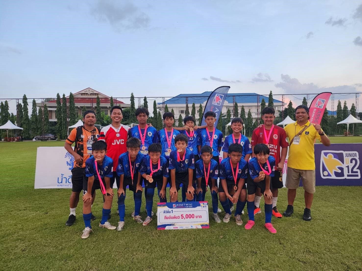 โค้ชราชวัตรและโค้ชวีระชาติ นำทีม BBTECH FOOTBALL CLUB