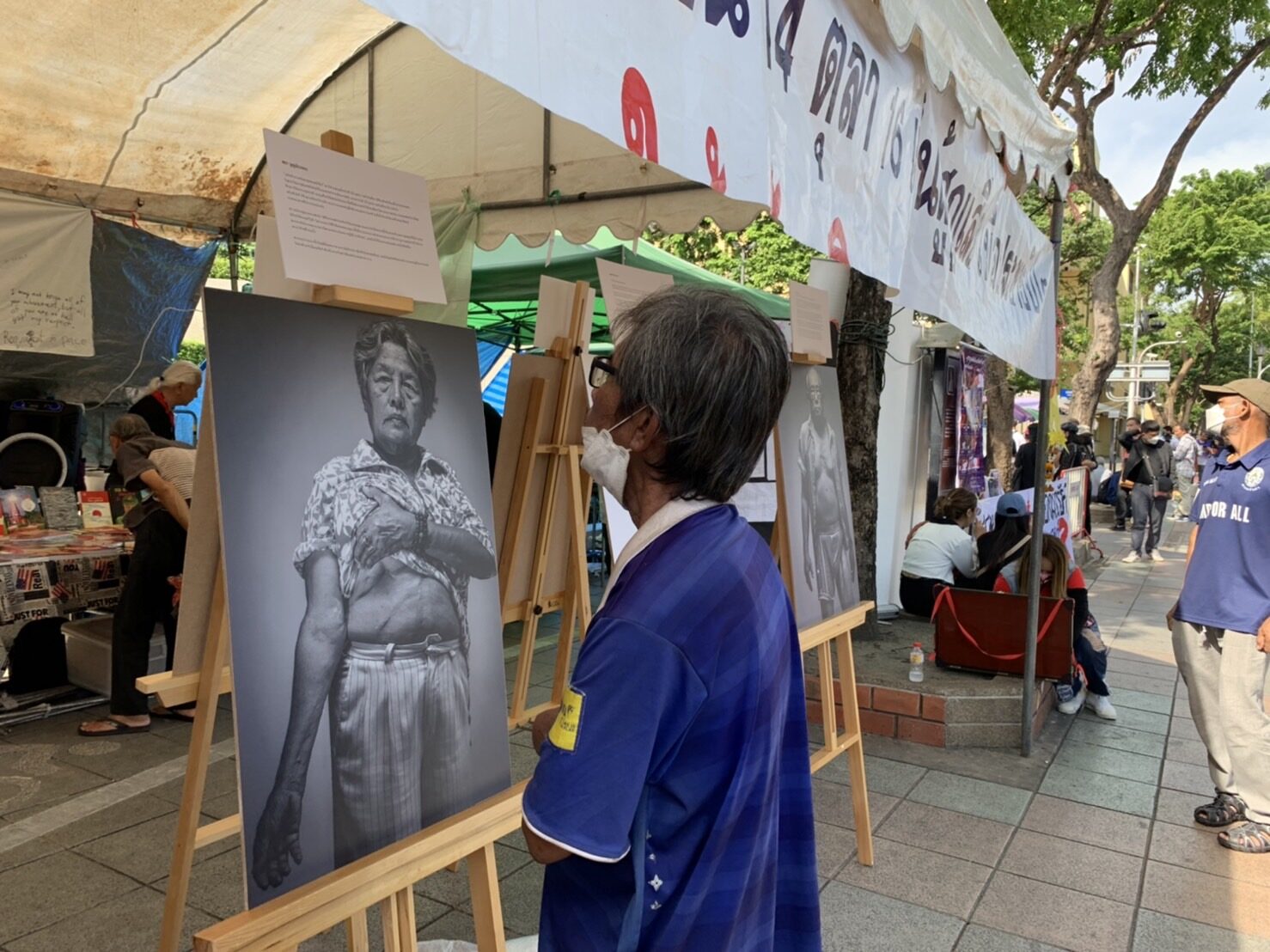 ชุดนักโทษพรึบ ชูป้ายทวงสิทธิประกัน กลางงานรำลึก 50 ปี 14 ตุลา