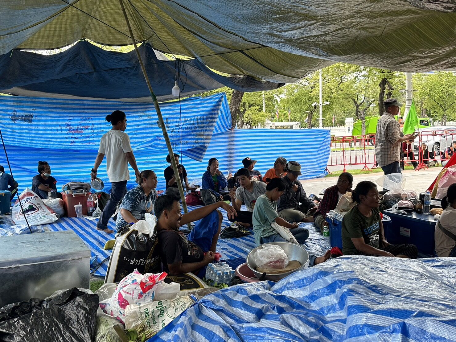 ตร.รุดเจรจา 'พีมูฟ' ไม่ย้าย! ปักหลักประตู 5 ทวงนโยบาย 9 ด้านจาก 'นายกเศรษฐา'