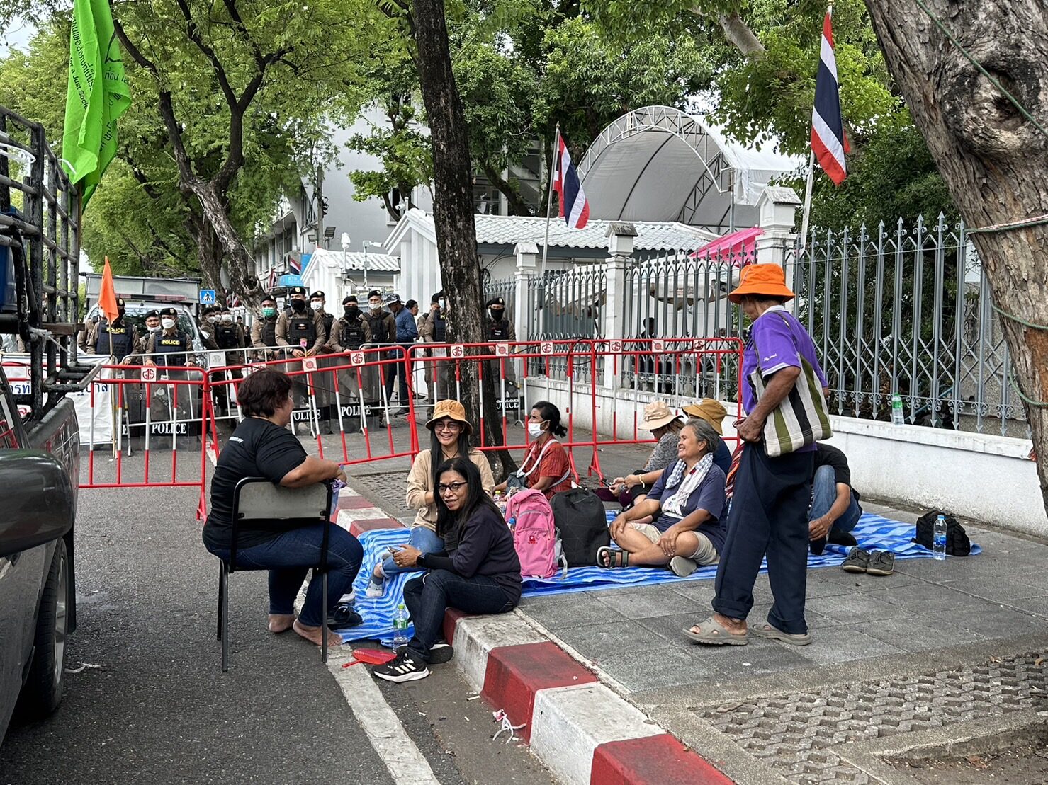 ตร.รุดเจรจา 'พีมูฟ' ไม่ย้าย! ปักหลักประตู 5 ทวงนโยบาย 9 ด้านจาก 'นายกเศรษฐา'