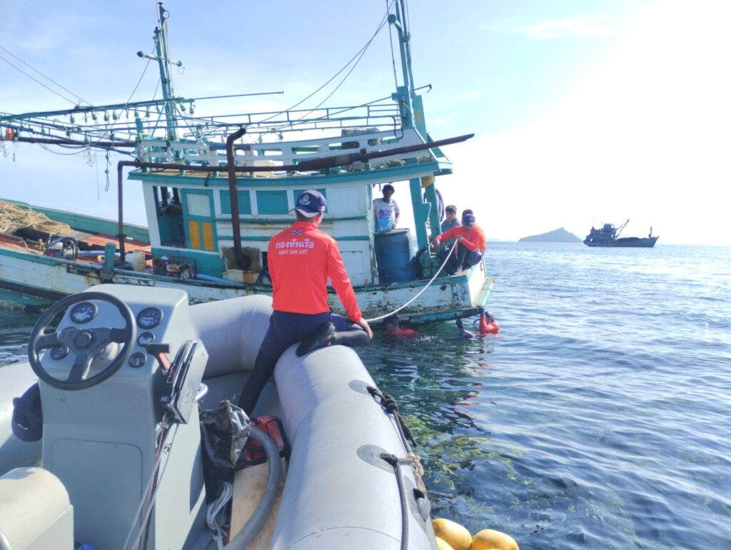 นาทีช่วยเรือประมงปั่นไฟ หวิดล่มกลางทะเล