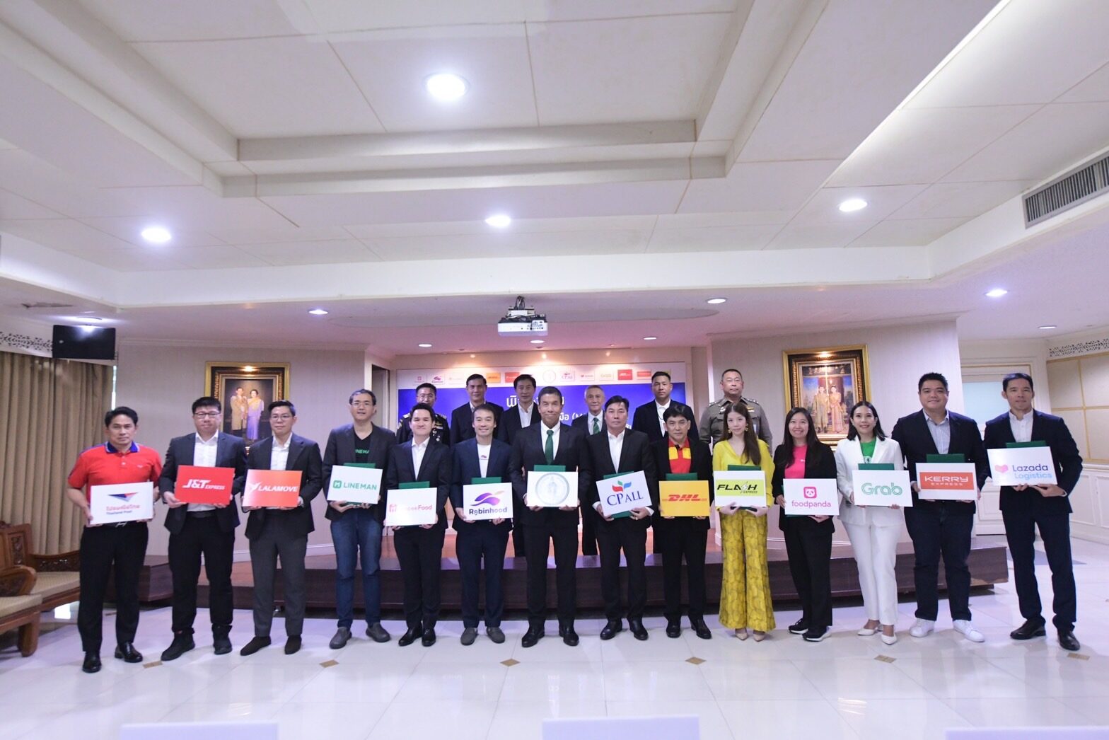 ชัชชาติ ปลุกจิตสำนึก ‘ไรเดอร์’ เซ็น MOU 13 บริษัท ไม่ฝืนขี่บนฟุตปาธ 5 ปีปรับไป ‘61 ล้าน’