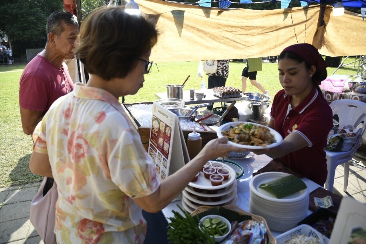 พ่อลูกจูงมือเที่ยว FEED RETRO เล่ายุค 'ปากกากรอเทป' ปลื้มฟีล 90s วอนจัด ...