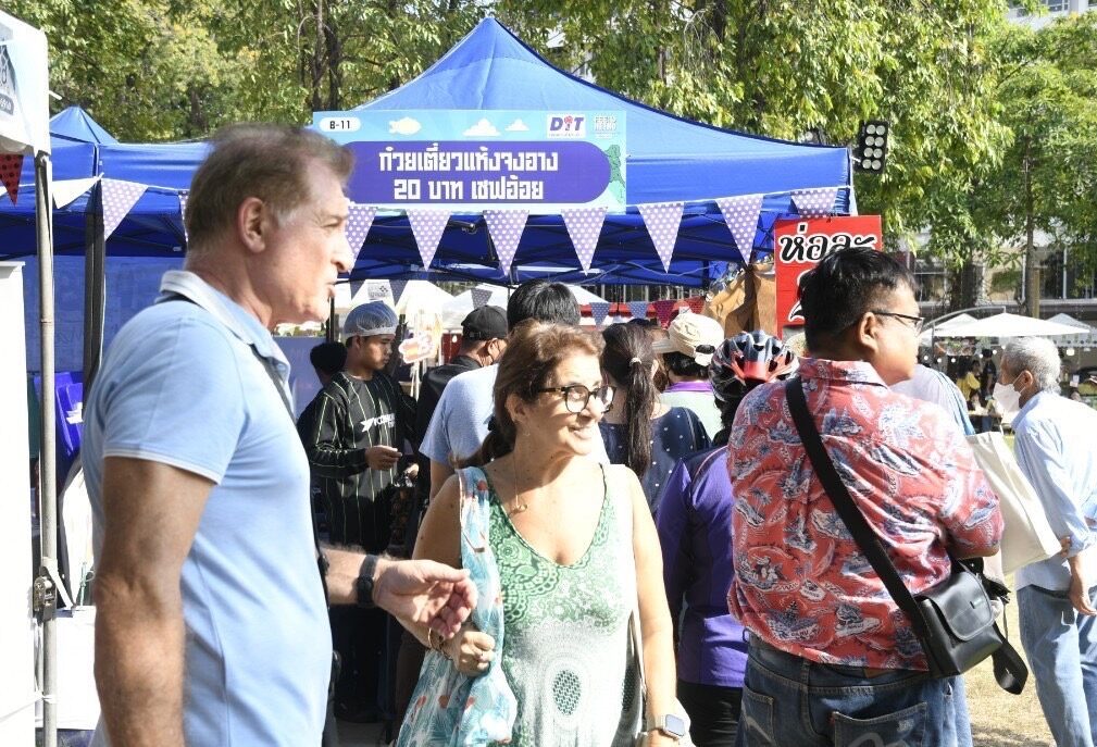 พ่อลูกจูงมือเที่ยว FEED RETRO เล่ายุค 'ปากกากรอเทป' ปลื้มฟีล 90s วอนจัด ...