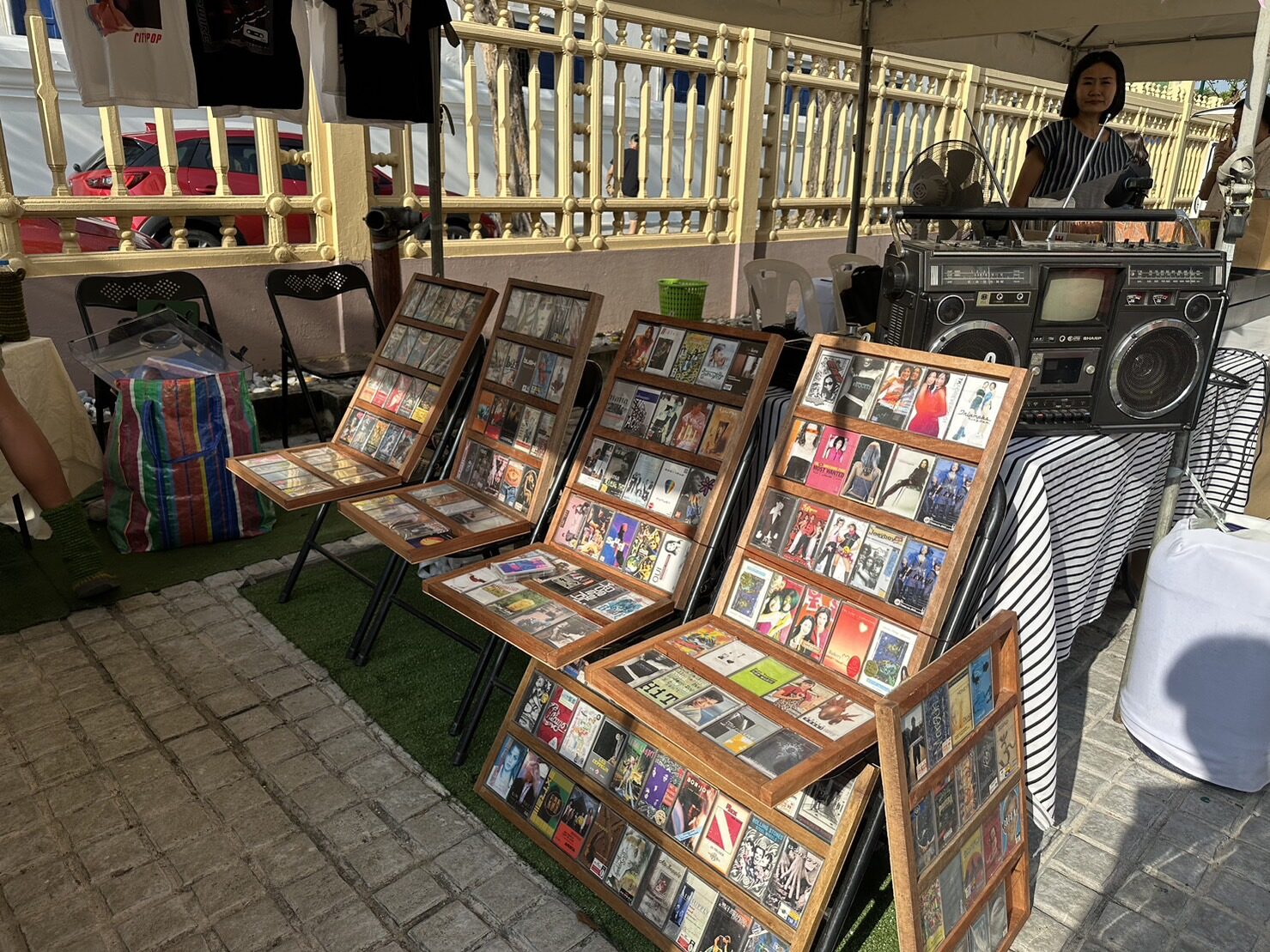 พ่อลูกจูงมือเที่ยว FEED RETRO เล่ายุค 'ปากกากรอเทป' ปลื้มฟีล 90s วอนจัด ...