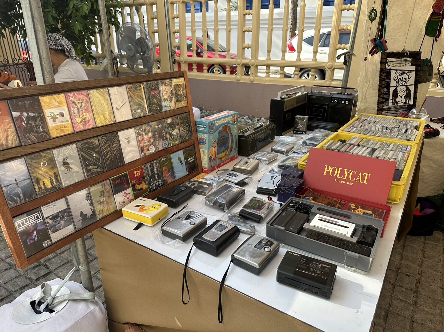 พ่อลูกจูงมือเที่ยว FEED RETRO เล่ายุค 'ปากกากรอเทป' ปลื้มฟีล 90s วอนจัด ...