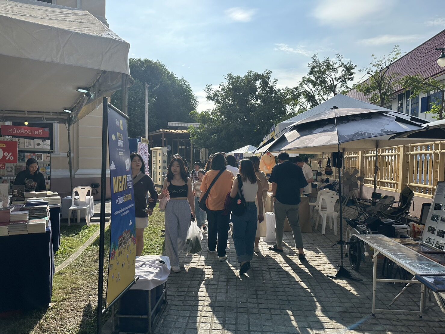 พ่อลูกจูงมือเที่ยว FEED RETRO เล่ายุค 'ปากกากรอเทป' ปลื้มฟีล 90s วอนจัด ...