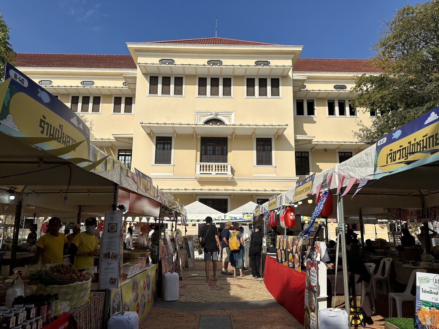 พ่อลูกจูงมือเที่ยว FEED RETRO เล่ายุค 'ปากกากรอเทป' ปลื้มฟีล 90s วอนจัด ...