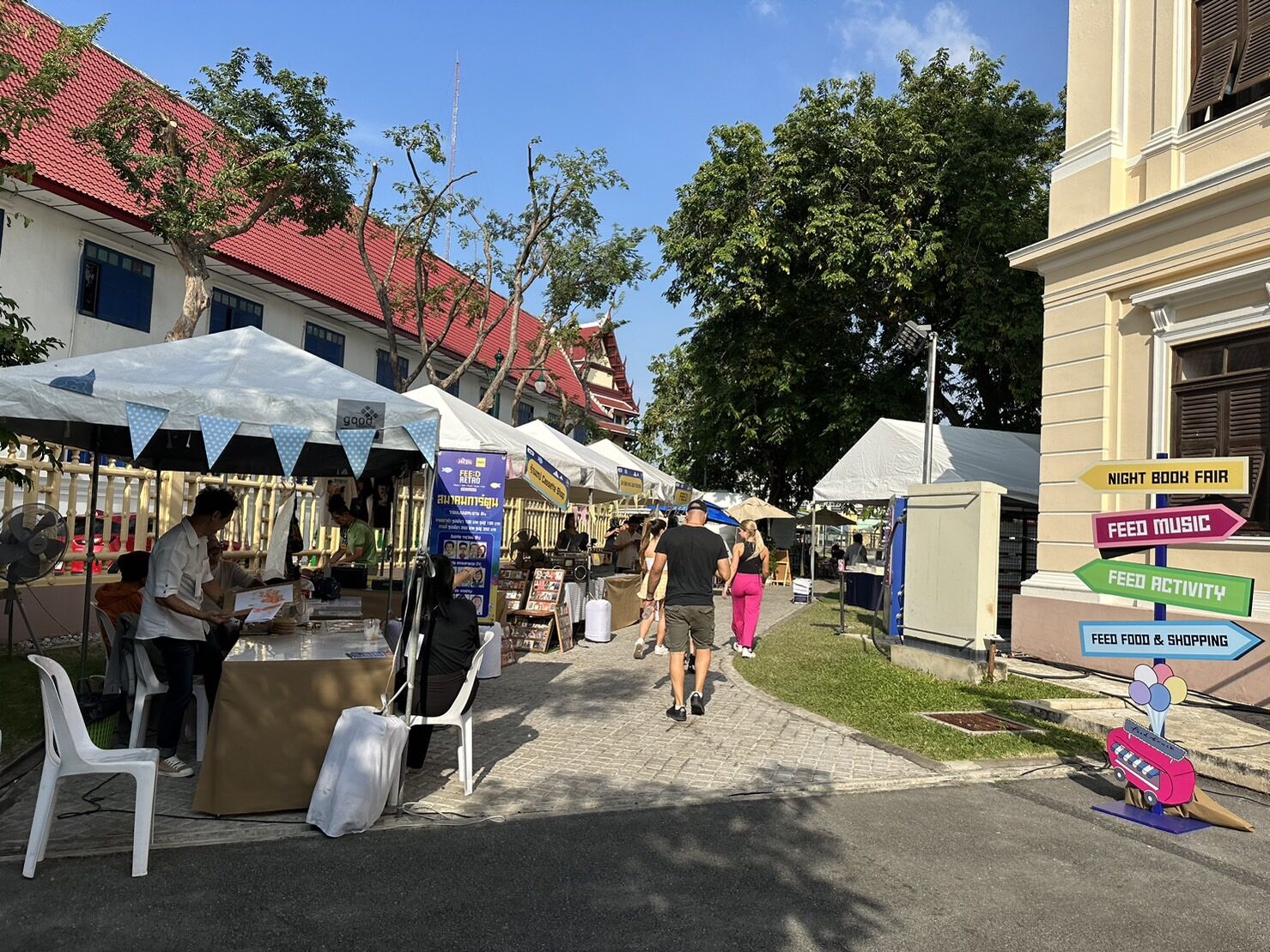 พ่อลูกจูงมือเที่ยว FEED RETRO เล่ายุค 'ปากกากรอเทป' ปลื้มฟีล 90s วอนจัด ...