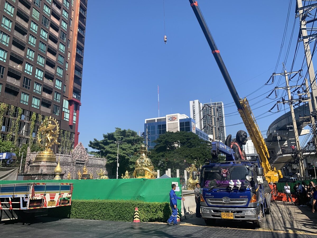 ย้ายแล้ว รูปปั้นครูกายแก้ว หลังรถไฟสั่งเคลียร์พื้นที่ก่อน 30 ธ.ค.นี้ (คลิป)