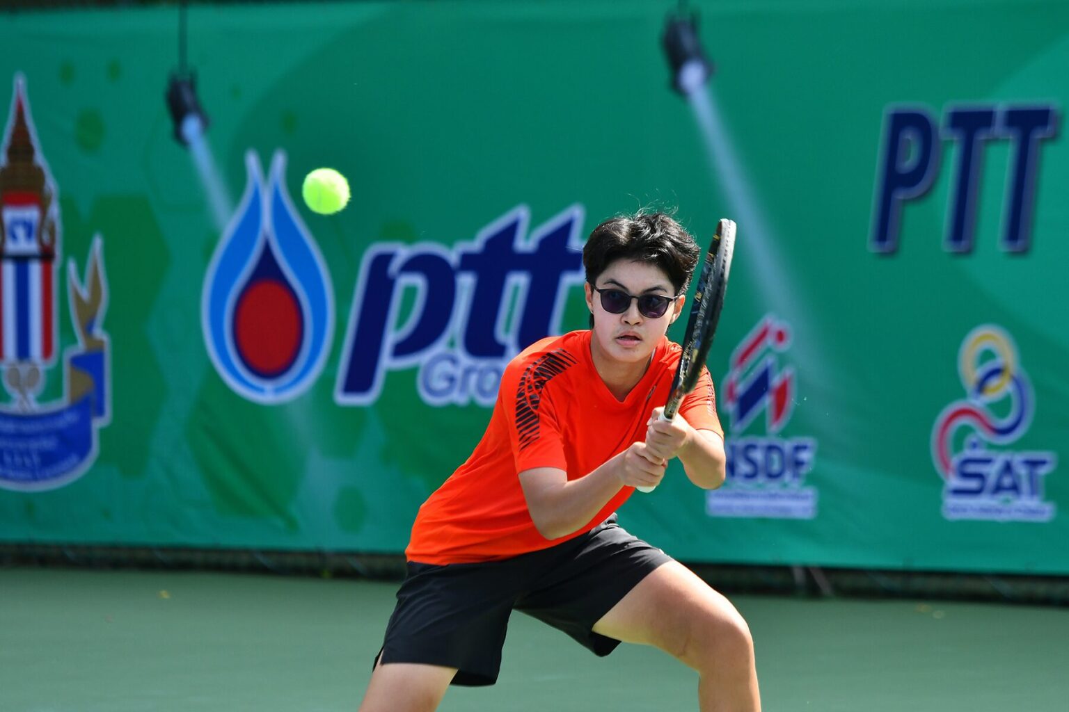 สุดยอดนักหวดทั่วไทยร่วมเปิดฉาก PTT-NSDF ลอนเทนนิส มาสเตอร์