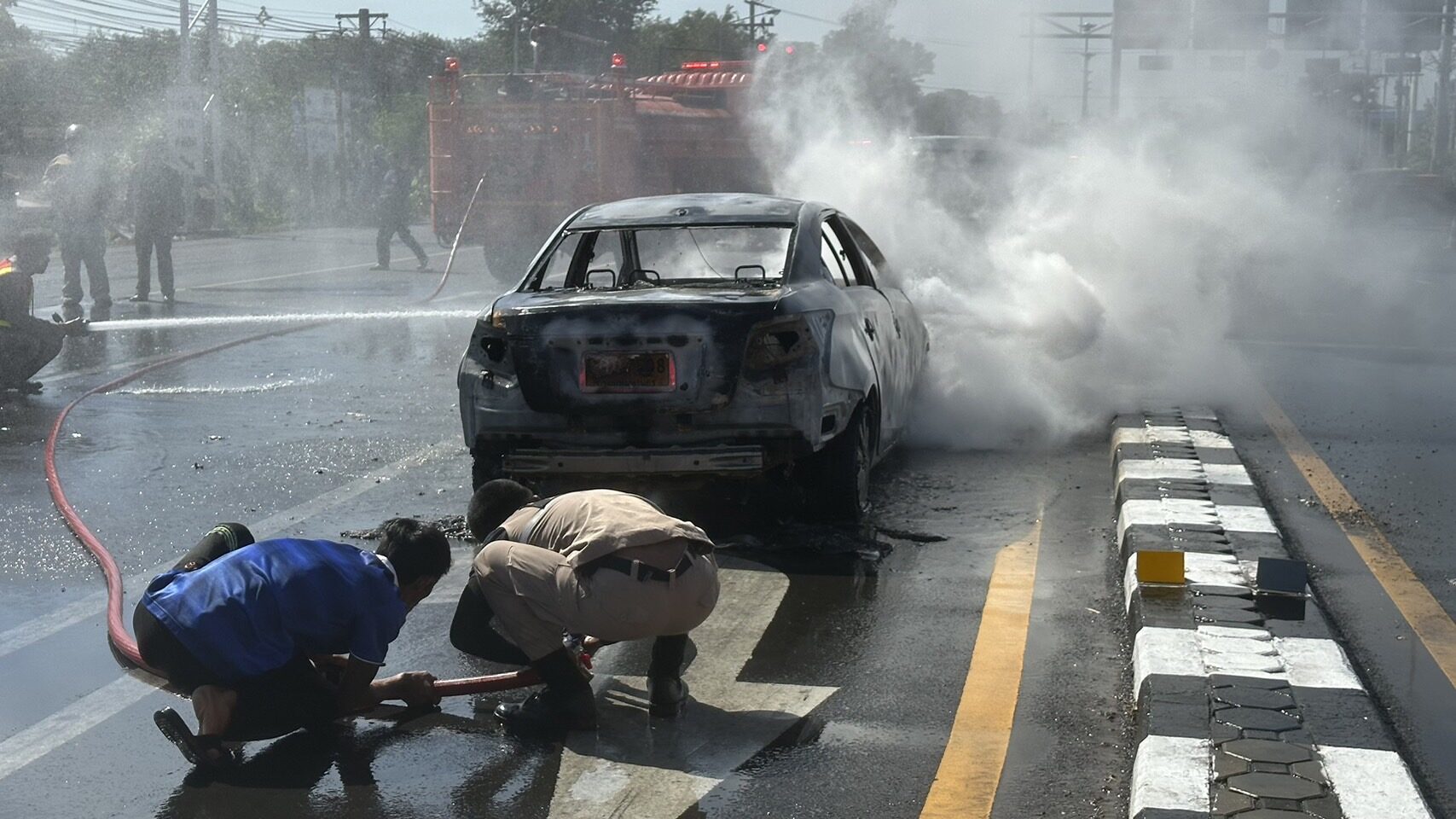 คนอินโดฯ เช่ารถขับเที่ยวในบุรีรัมย์ จู่ๆติดไฟแดง ไฟก็ลุกพรึบกลางแยก วอด ...