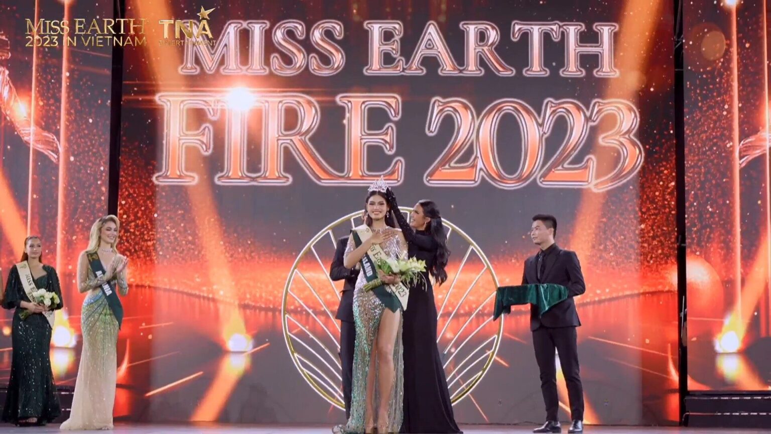 ร้อนแรงปาดมงไฟ โคร่า เบียลท์ สาวไทย คว้ามงกุฎ Miss Earth Fire แฟนนางงามใจฟู