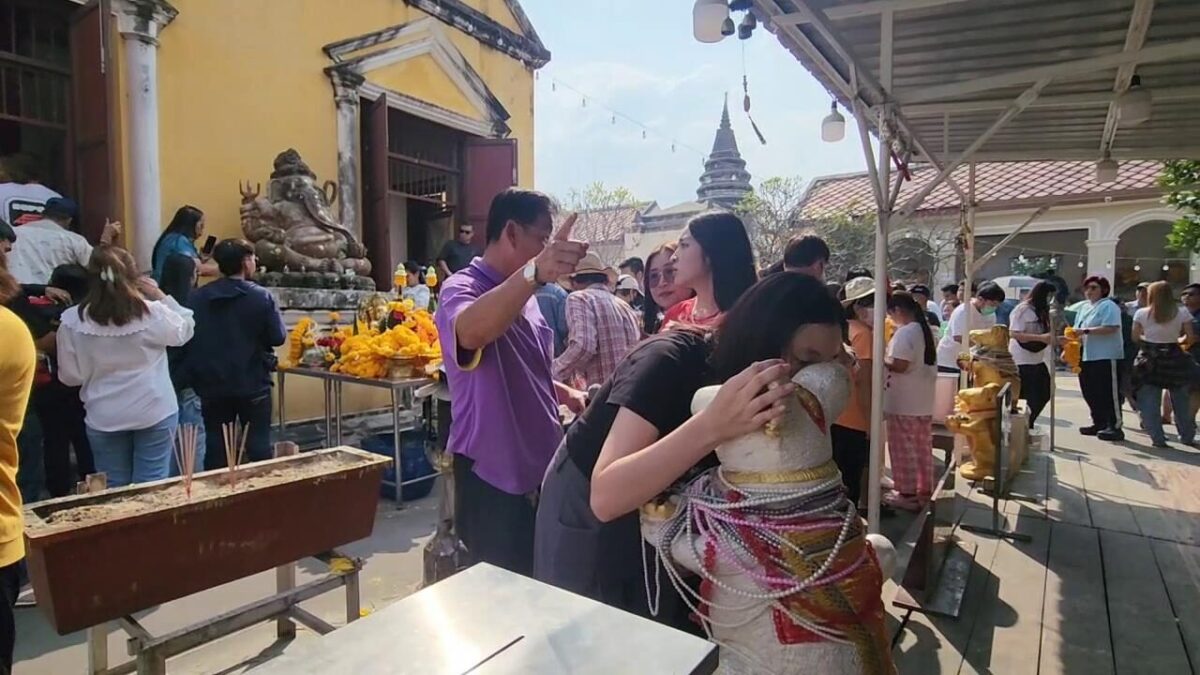 วันวินายักจตุรถี นทท.ไหว้ขอพรองค์พระพิฆเนศ ประทับบัลลังก์กะโหลก อายุกว่า 300 ปี ปราสาทนครหลวง