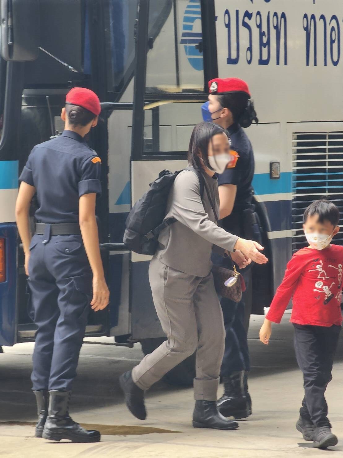 สุวรรณภูมิวุ่น รถไฟฟ้าในสนามบินขัดข้อง ผู้โดยสารติดค้างในอุโมงค์อื้อ ต้องใช้รถบัสแทน