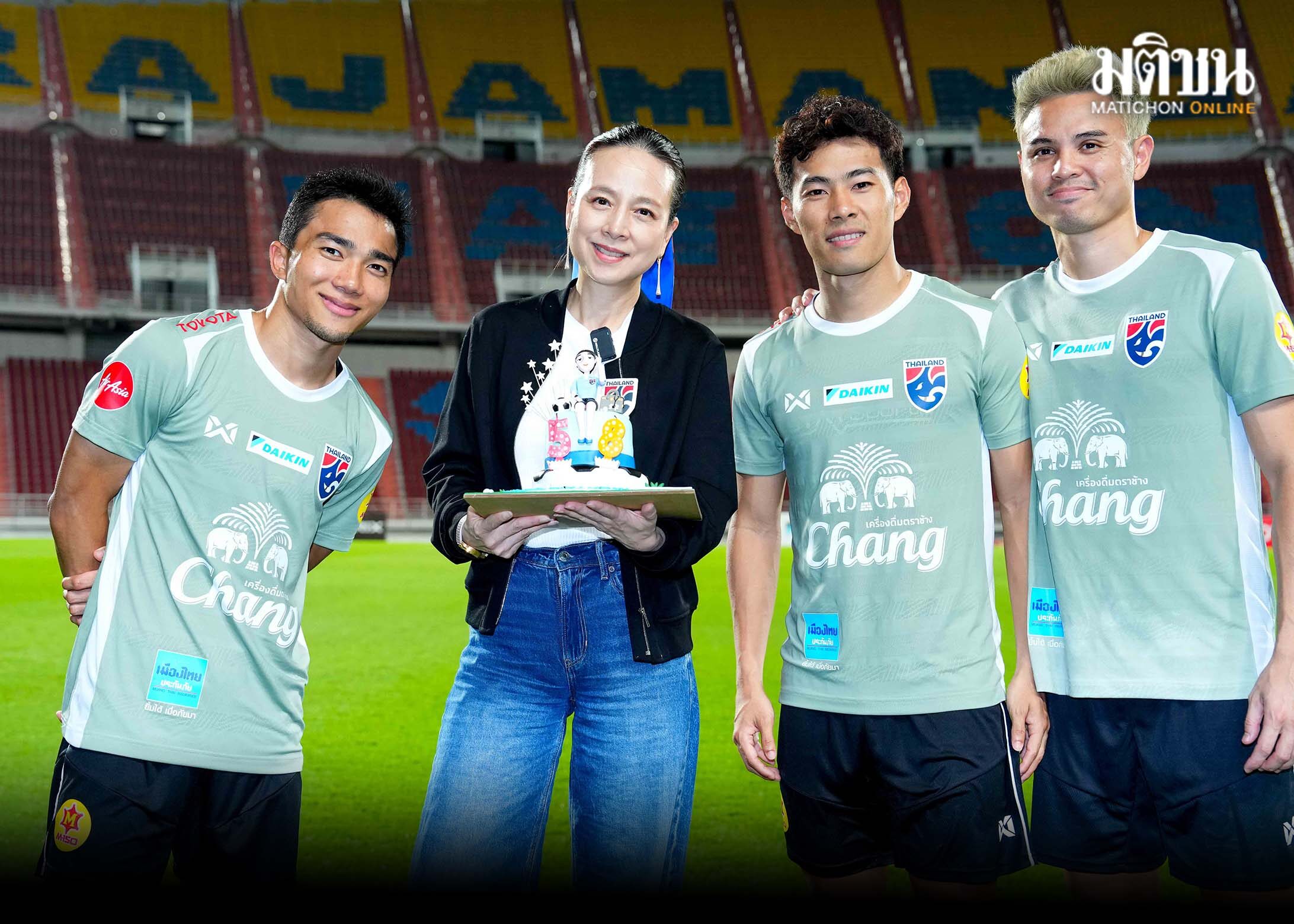 แข้งช้างศึกเซอร์ไพรส์วันเกิด มาดามแป้ง ล่วงหน้า ตั้งเป้าคว้าแต้มเป็นของขวัญ