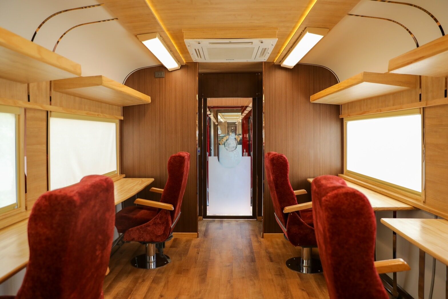 กลางปีนี้เจอเลย! เปิดวาร์ป ‘Royal Blossom’ รถไฟฟีลคาเฟ่สุดชิค วิ่งเส้นทางยอดฮิต