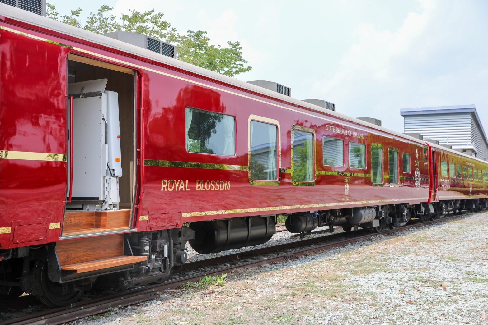 กลางปีนี้เจอเลย! เปิดวาร์ป ‘Royal Blossom’ รถไฟฟีลคาเฟ่สุดชิค วิ่งเส้นทางยอดฮิต