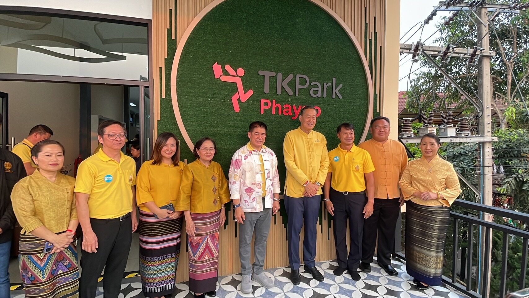 นายกฯ นั่งรถราง ชม TK Park ชาวพะเยาตะโกน 'ตัวจริงหล่อ' ธรรมนัสพาชมวิว ...