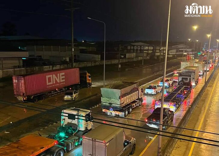 แนะเลี่ยงเส้นทาง! มาบเอียง - แหลมฉบัง จราจรติดขัด น้ำท่วมสูง รถจอดเสีย ...