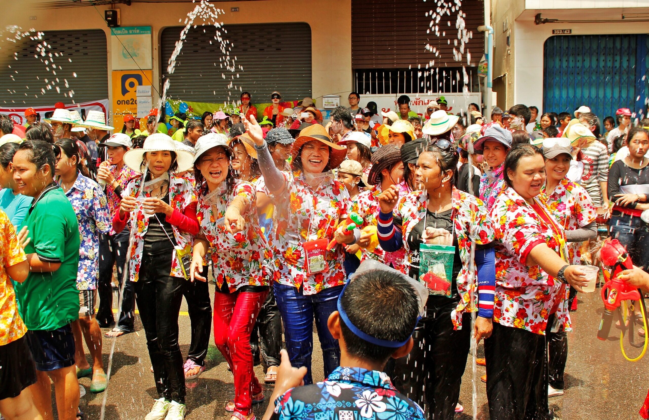 เม็ดทรายและลายดอก ในสงกรานต์ โดย สุจิตต์ วงษ์เทศ