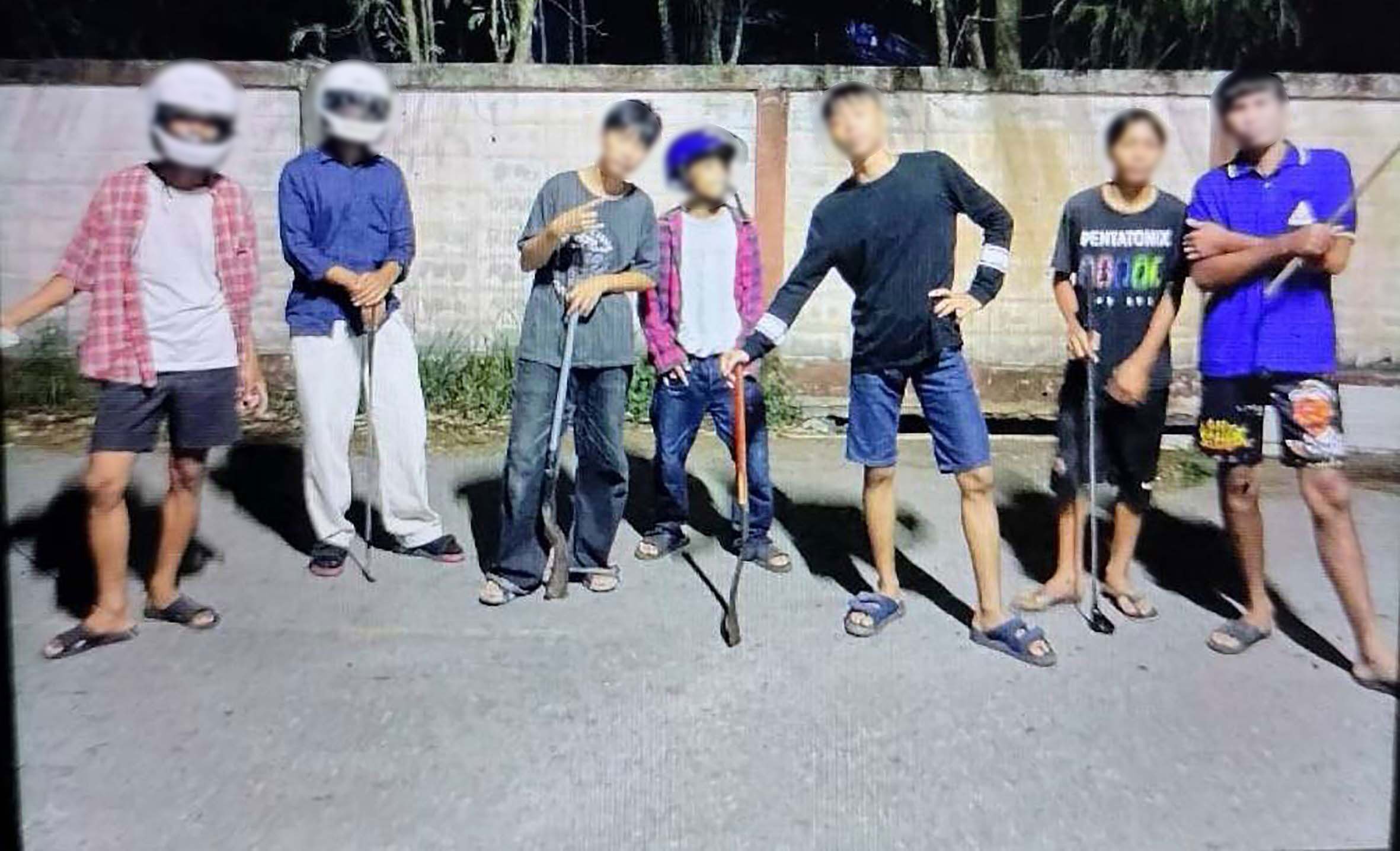 ไม่กลัวกฎหมาย! ชาวบ้านผวา วัยรุ่นรวมกลุ่ม 15 คน ลากมีดโชว์กร่าง ปา ...