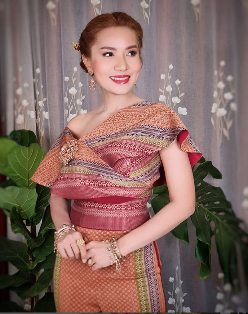 รู้จัก 'มาดามเปิ้ล' ประภาภรณ์ เชยวัดเกาะ นักการเมืองหญิง คนดังแห่งเมืองสุโขทัย